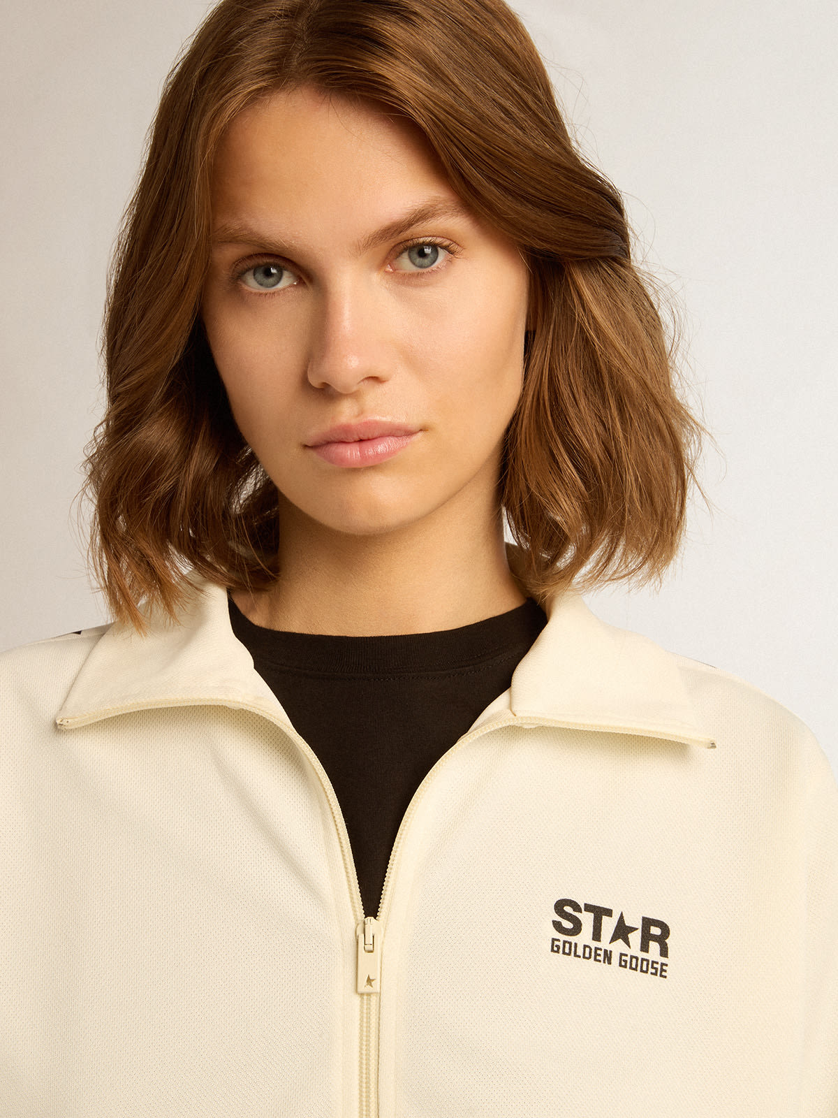 Sudadera con cremallera de mujer en color blanco con cinta blanca y estrellas negras | Golden Goose