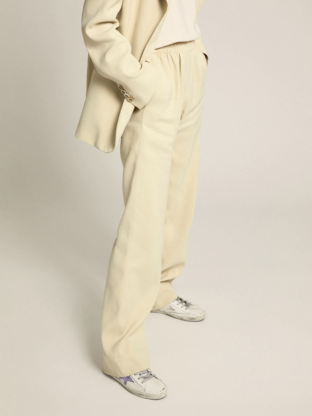 Francy mit floralen Verzierungen am Foxing-Tape und lavendelfarbenem ...