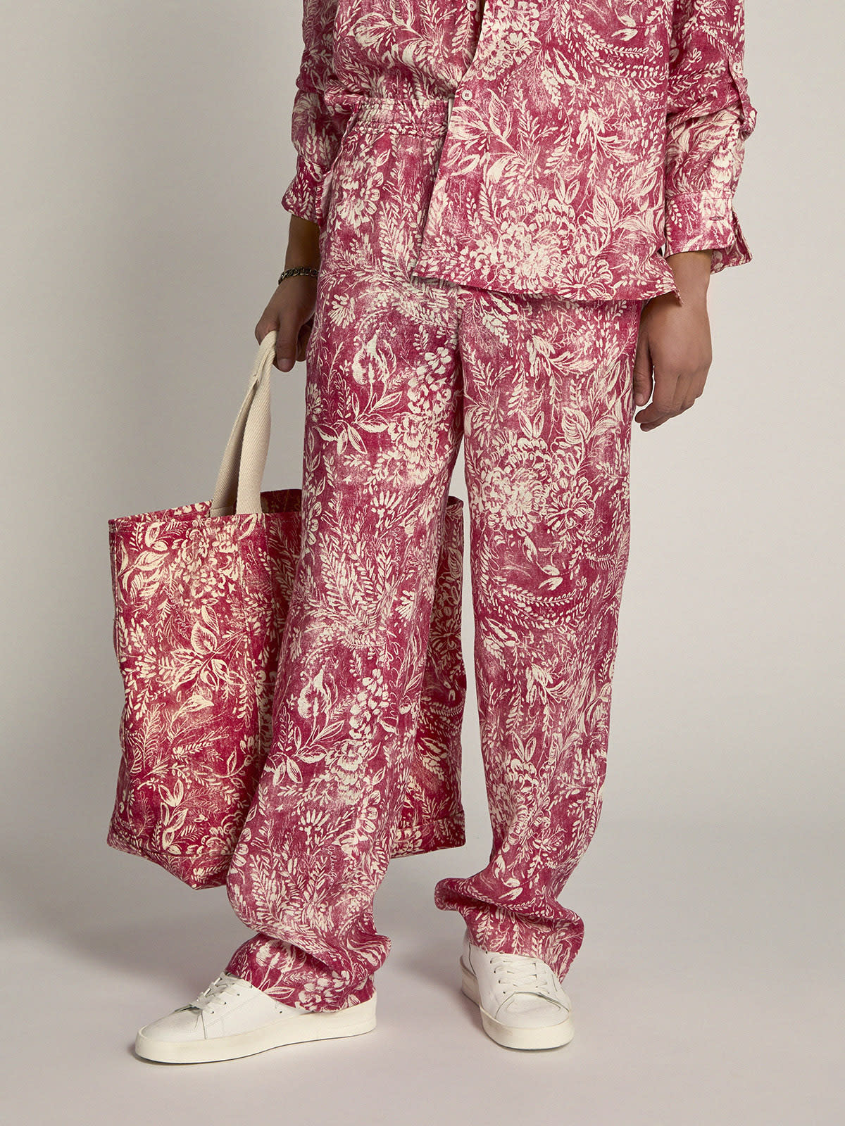 Pants in vintage red linen with contrasting white print | Golden Goose
