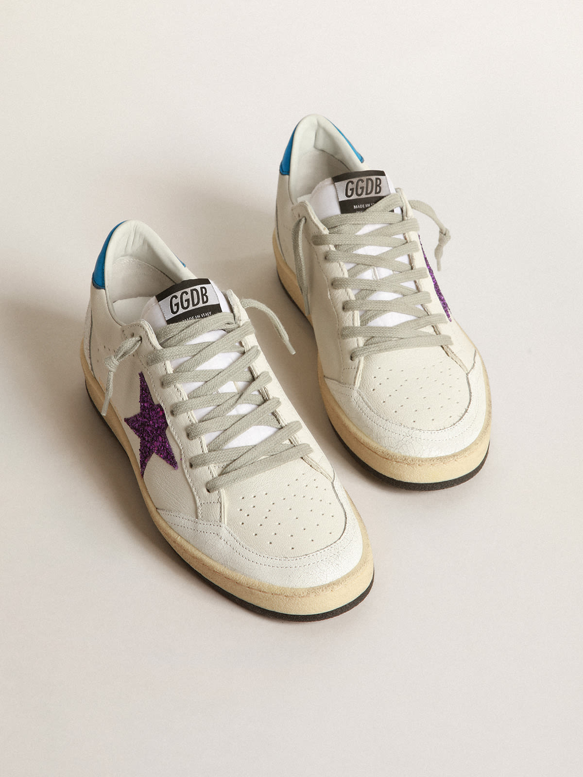 Ball Star aus weißem Leder mit violettem Glitzerstern | Golden Goose