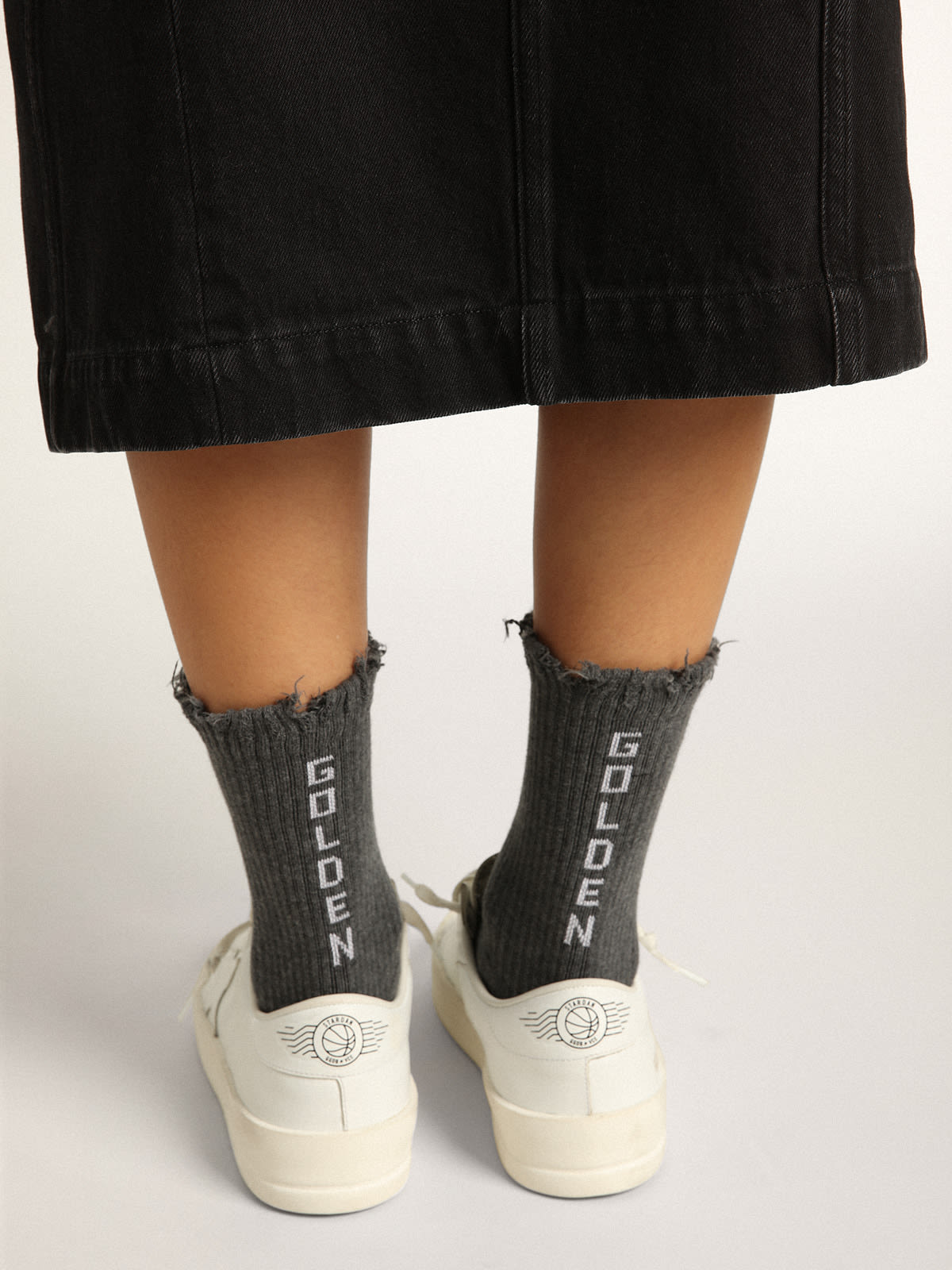 Anthracite-gray cotton socks with distressed finish and white ‘Golden ...