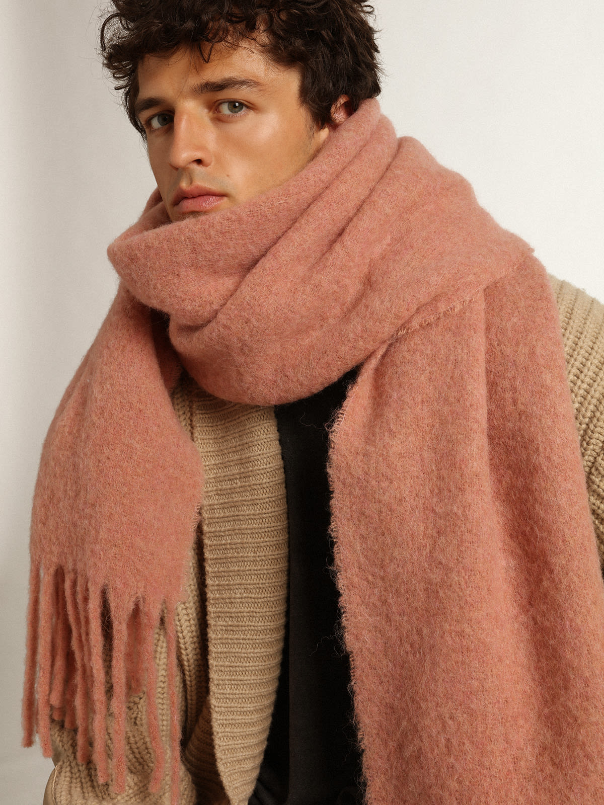 Powder pink wool scarf with fringe and ‘Golden’ lettering | Golden Goose