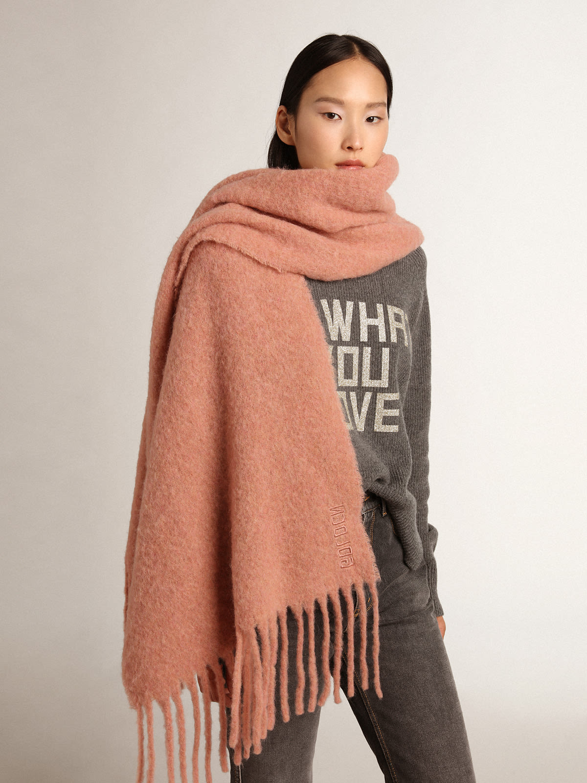 Powder pink wool scarf with fringe and ‘Golden’ lettering | Golden Goose