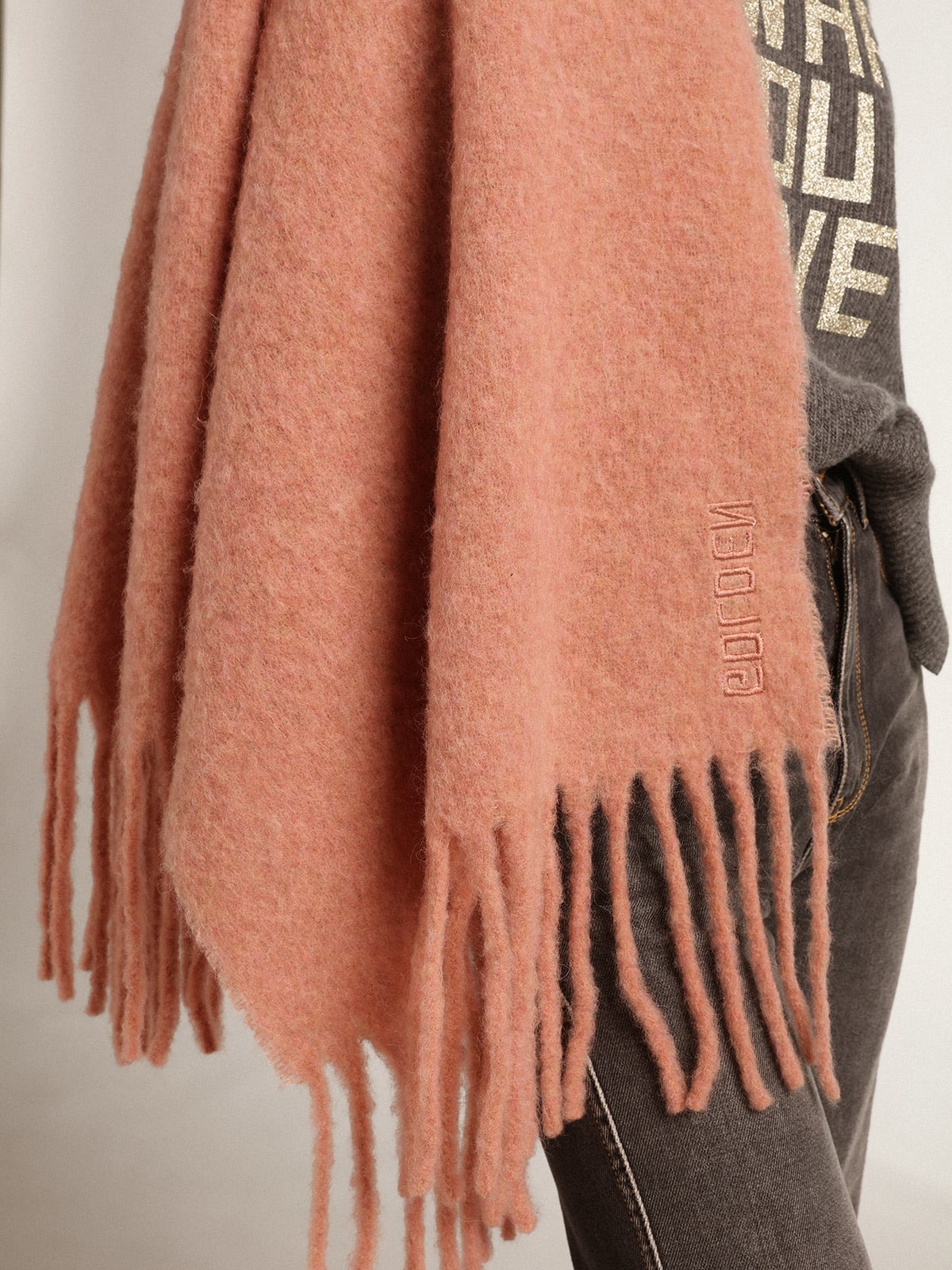 Powder pink wool scarf with fringe and ‘Golden’ lettering | Golden Goose