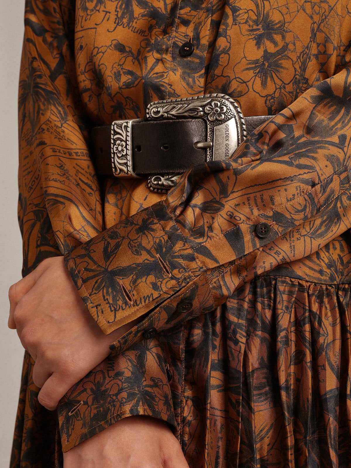 Vestido de la colección Journey de color marrón dorado con estampado ...