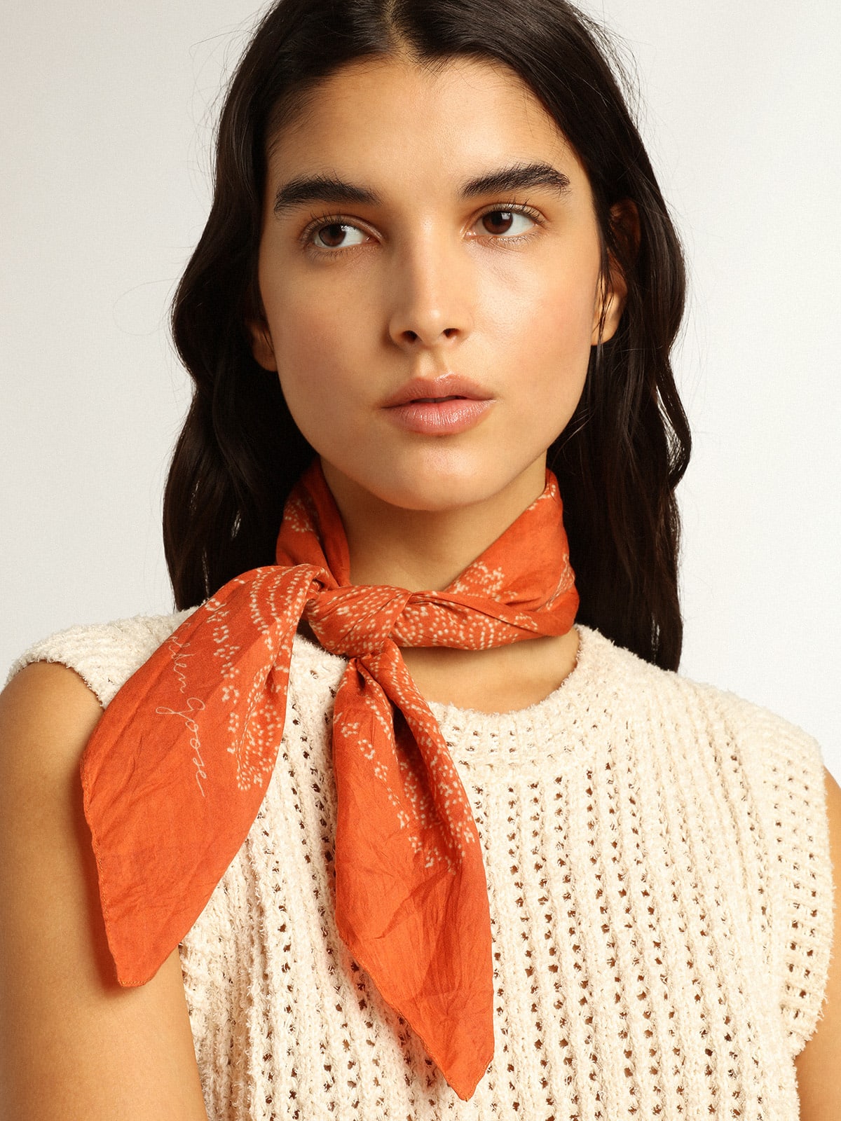 Rust-colored scarf with dotted paisley pattern | Golden Goose
