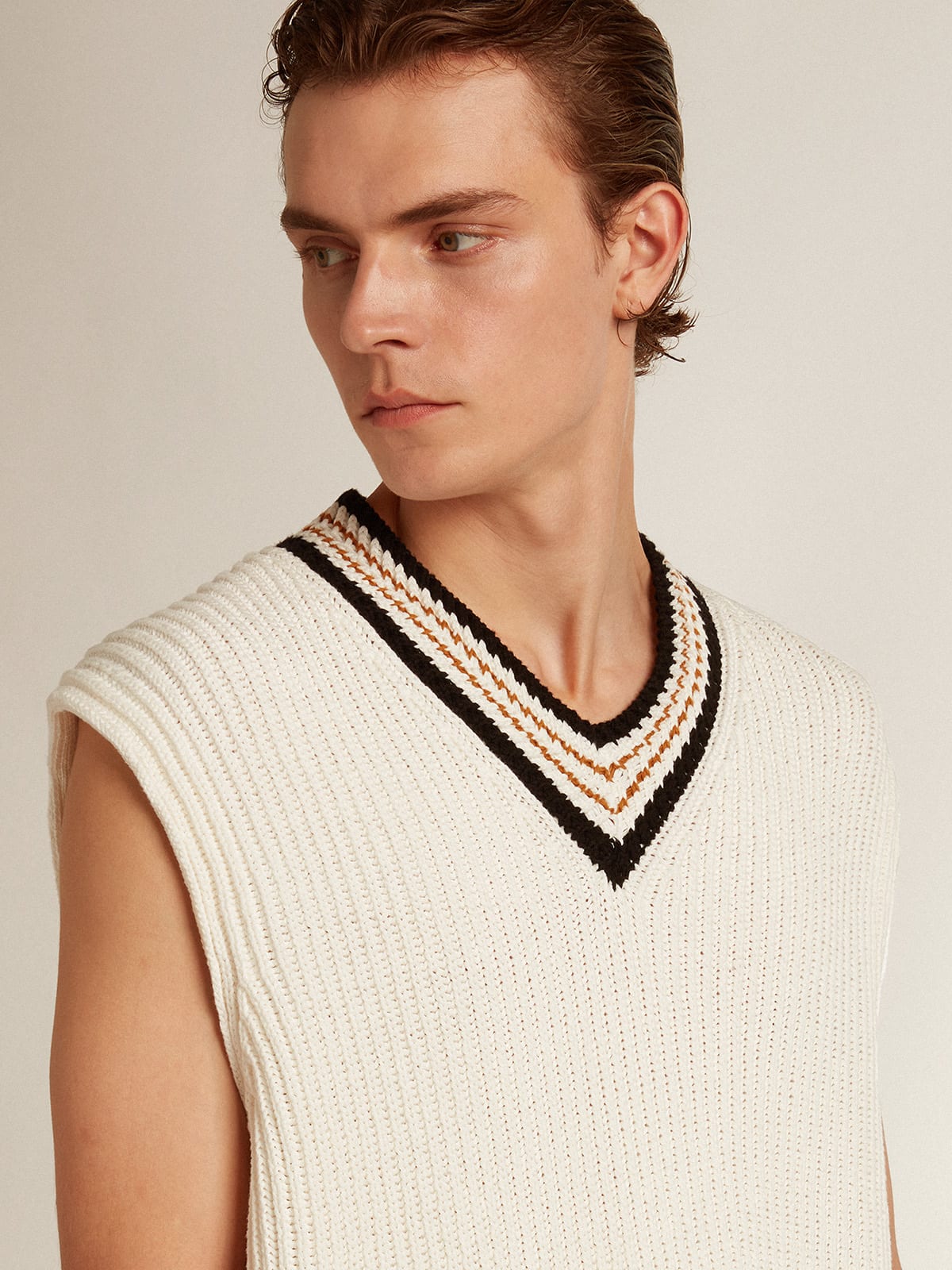 V-neck vest in papyrus-colored cotton yarn